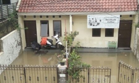 Kisah Pilu Korban Banjir Kayuringin Bekasi - Go Bekasi