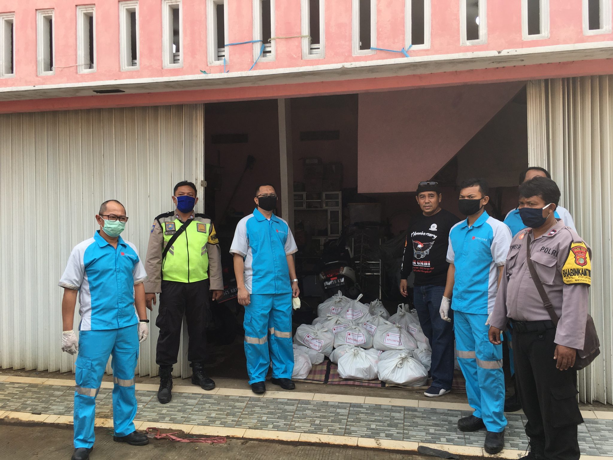 PT Priscolin Salurkan Ratusan Sembako Bagi Warga Pejuang - Go Bekasi