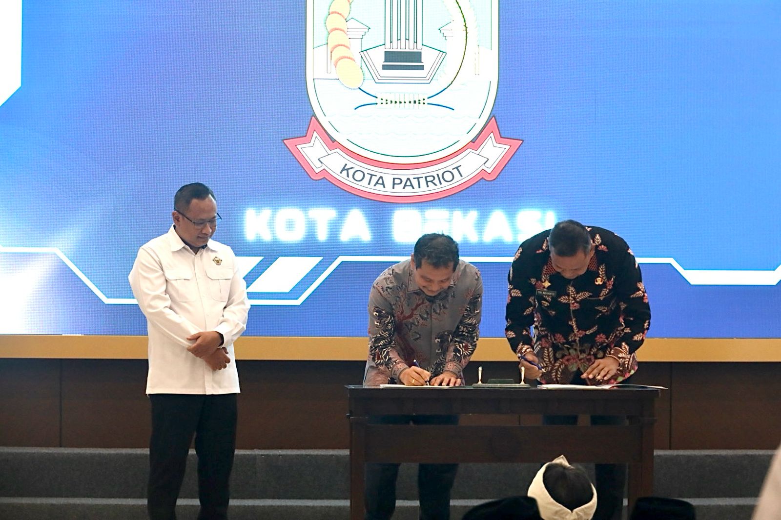 Wali Kota Bekasi Serahkan LKPD 2024 ke BPK Jabar, Targetkan Opini WTP - Go Bekasi