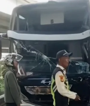 Ugal-ugalan, Sopir Bus Tabrak Sejumlah Kendaraan di Kawasan MM2100 - Go Bekasi