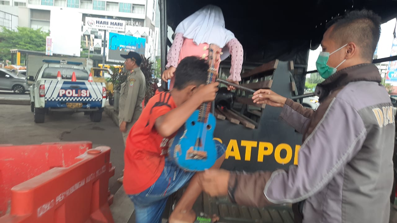 Satpol PP Kota Bekasi Tertibkan Pengamen Usai Libur Lebaran - Go Bekasi