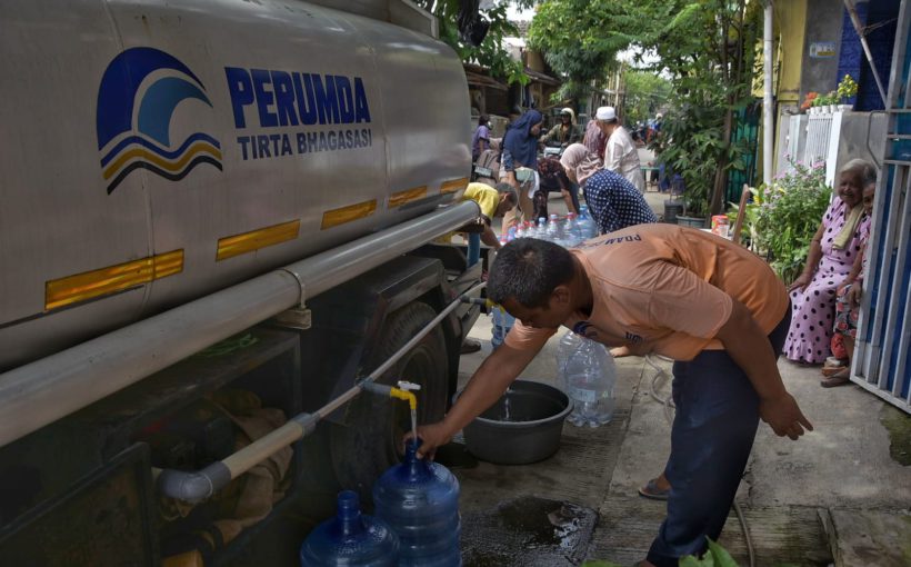 Perumda Tirta Bhagasasi Salurkan Air Bersih Lewat Mobil Tangki Imbas Pipa Rusak di Tambun dan ...