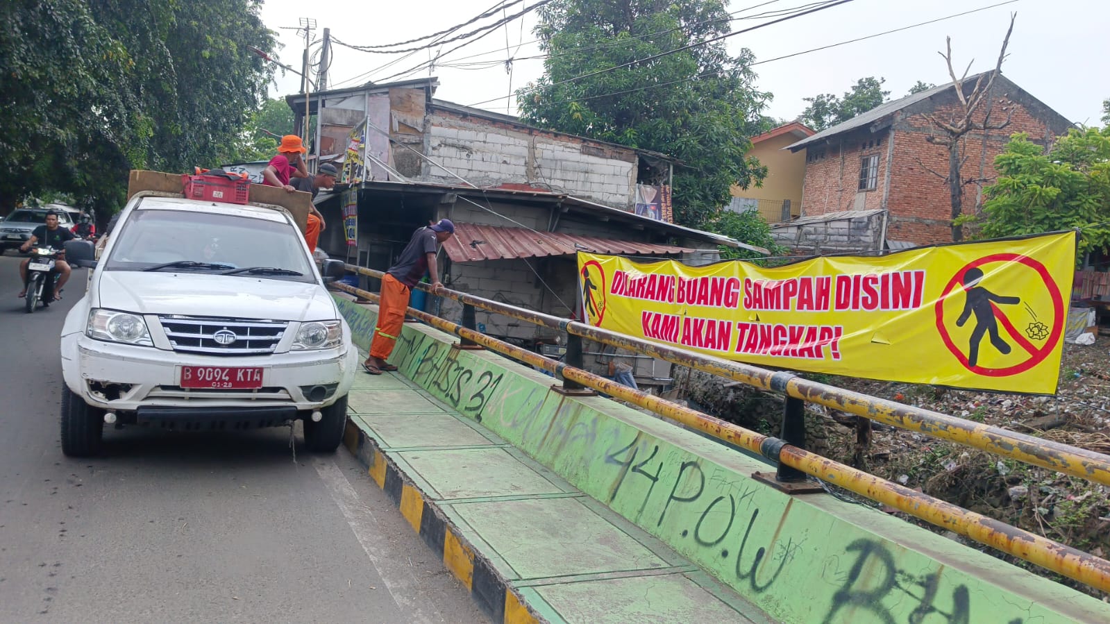 Warga Bekasi Pasang Spanduk ‘Kami Akan Tangkap’, Aksi Nekat Lawan Pembuang Sampah Liar di Kali ...